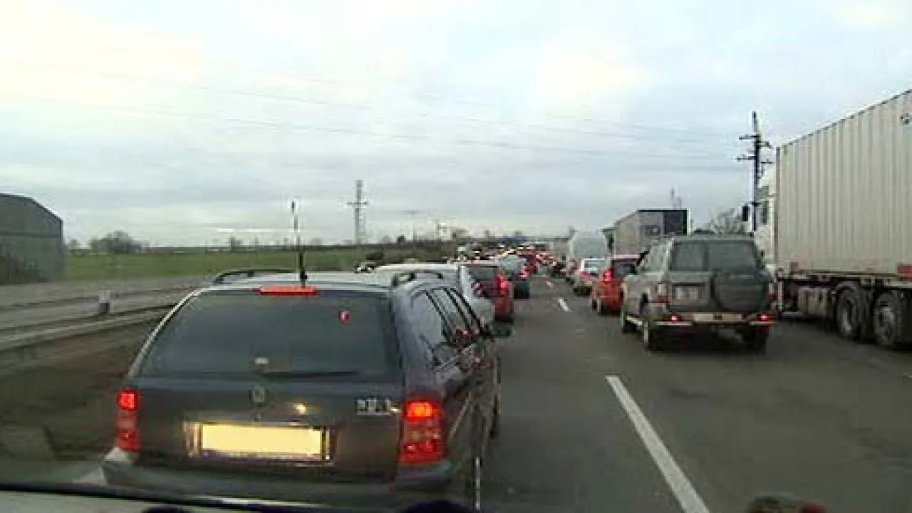 Při cestě na jih Evropy počítejte s kolonami — ČT24 — Česká televize