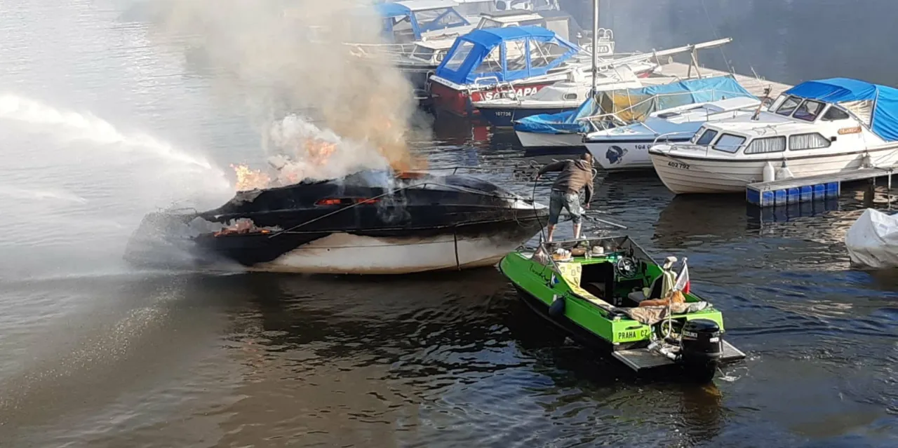 V Podolí vyprostili vrak lodi, která se v sobotu po požáru potopila ...