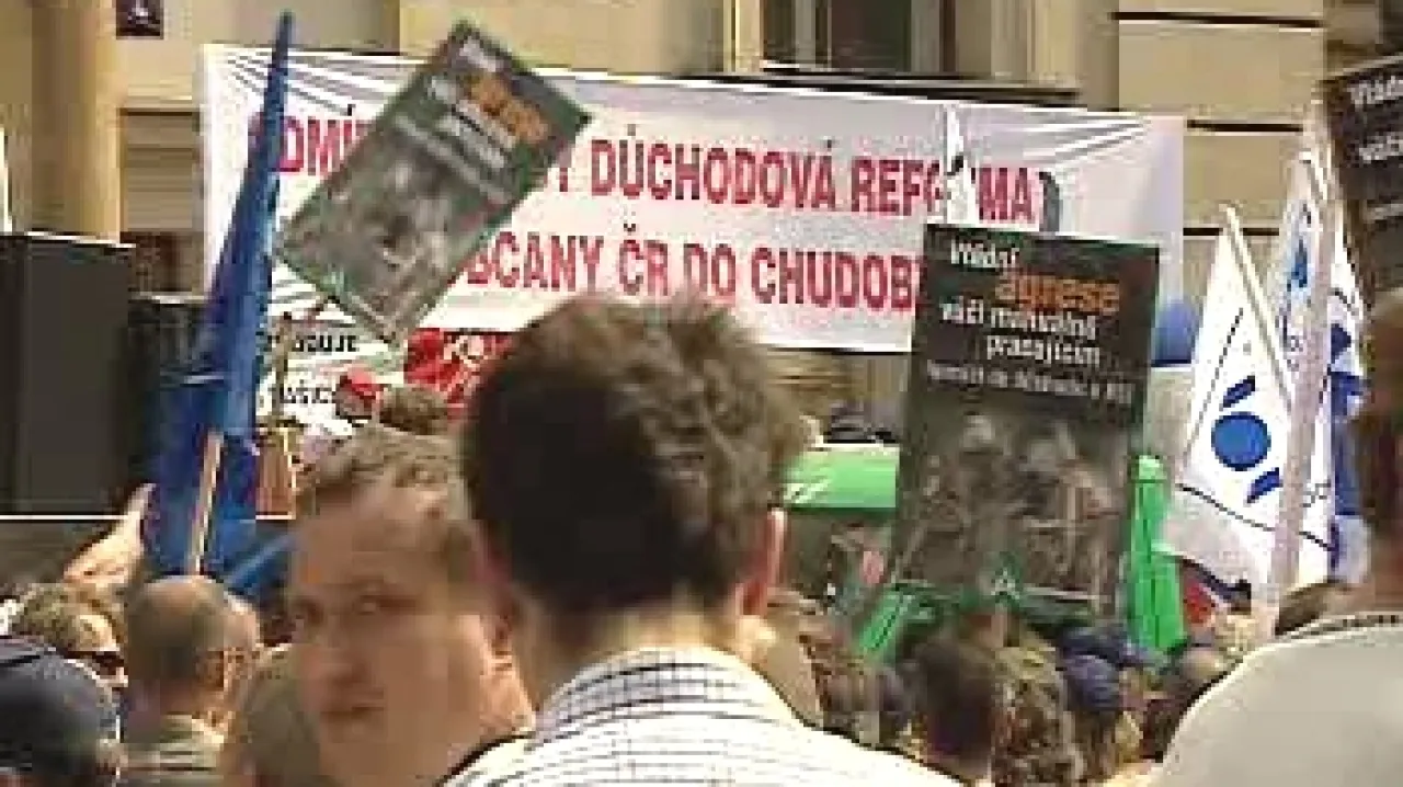 Odboráři protestovali proti „penzím in memoriam“ — ČT24 — Česká televize