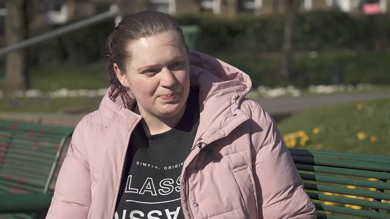 „Rozhodli se s tím nic nedělat.“ Oběti groomingových gangů si stěžují ...