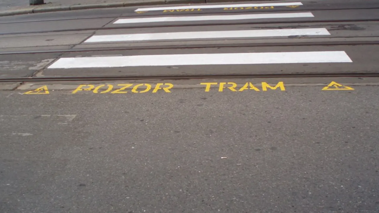 Přechod chodců přes tramvajové koleje nemusí řídit semafor — ČT24 ...