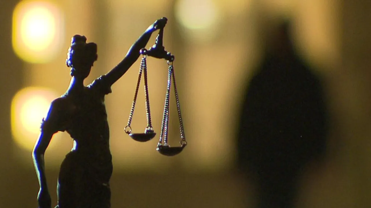 Stát vyplácí i miliony za chyby úředníků, peníze od nich ale vymáhá ...