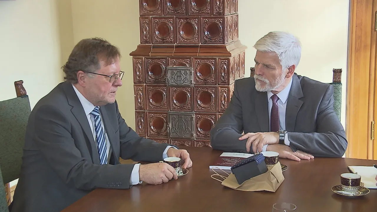 Pavel se sešel s šéfem NKÚ i s policejním prezidentem. Na Hrad si bere ...