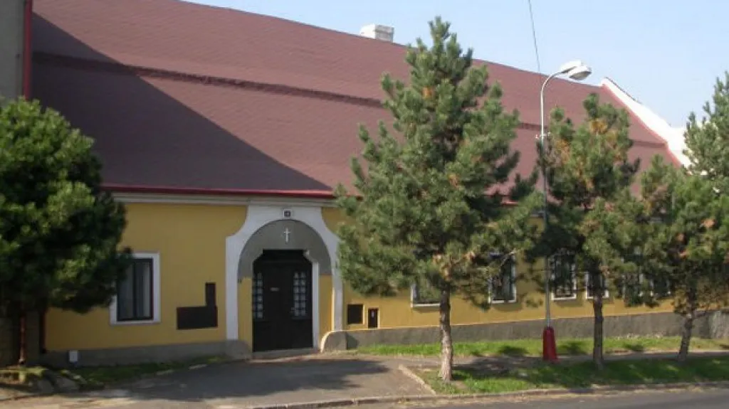 Katolická církev jako realitní kancelář. Je libo koupit faru? — ČT24 ...