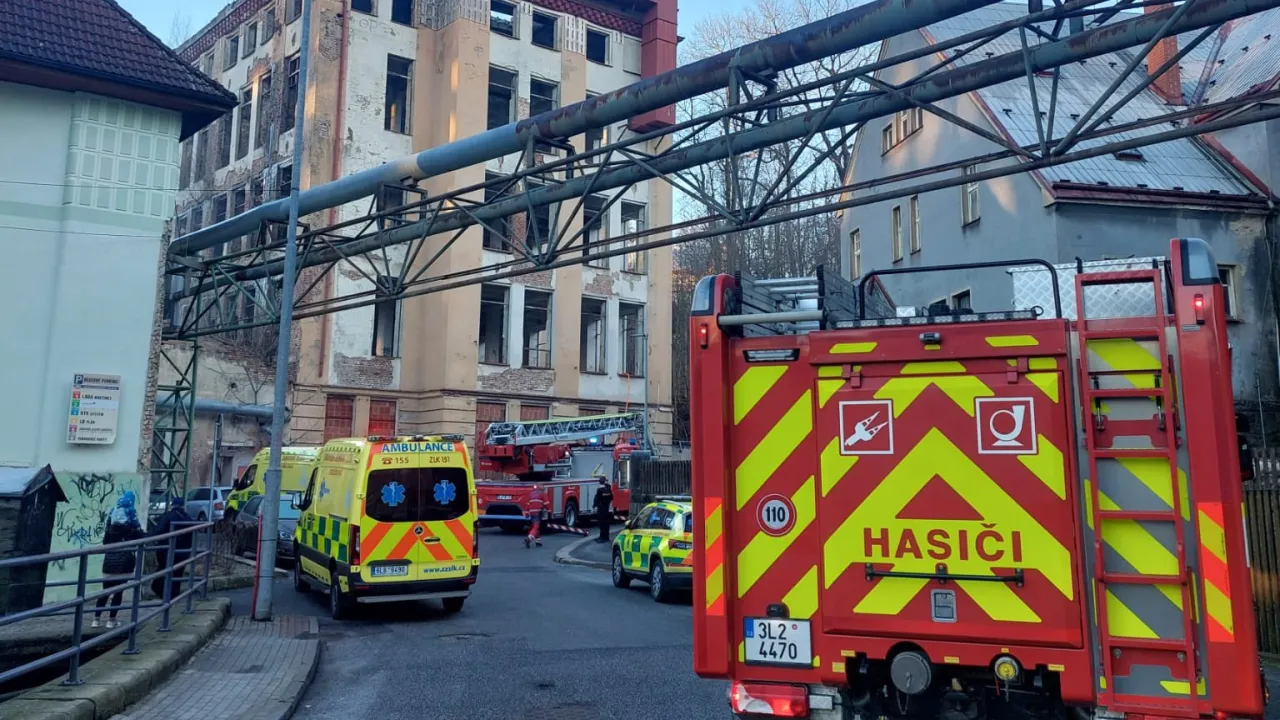 V Liberci při požáru vybydleného domu zemřeli dva lidé — ČT24 — Česká ...
