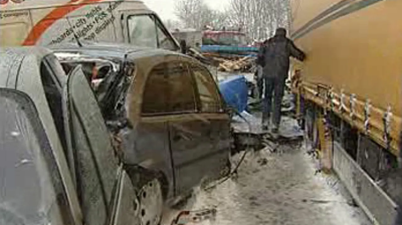 Dopravu na rakouské dálnici zablokovala hromadná havárie, při které ...