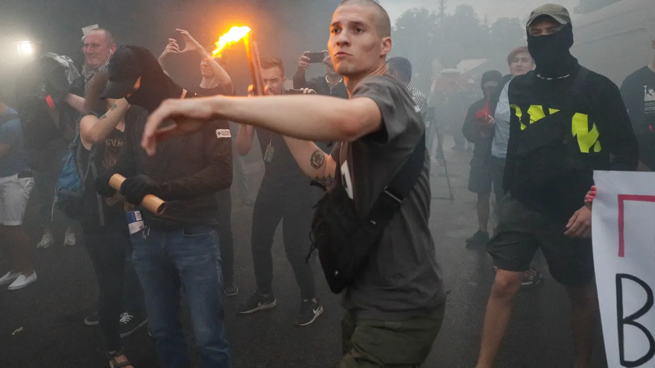 Zřejmě opilí ukrajinští policisté omylem zastřelili chlapce. Lidé se ...