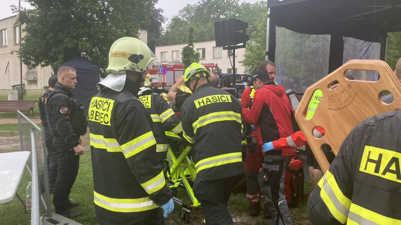 Počet hospitalizovaných po úderu blesku v Liberci se zvýšil na 22 — ČT24 — Česká televize