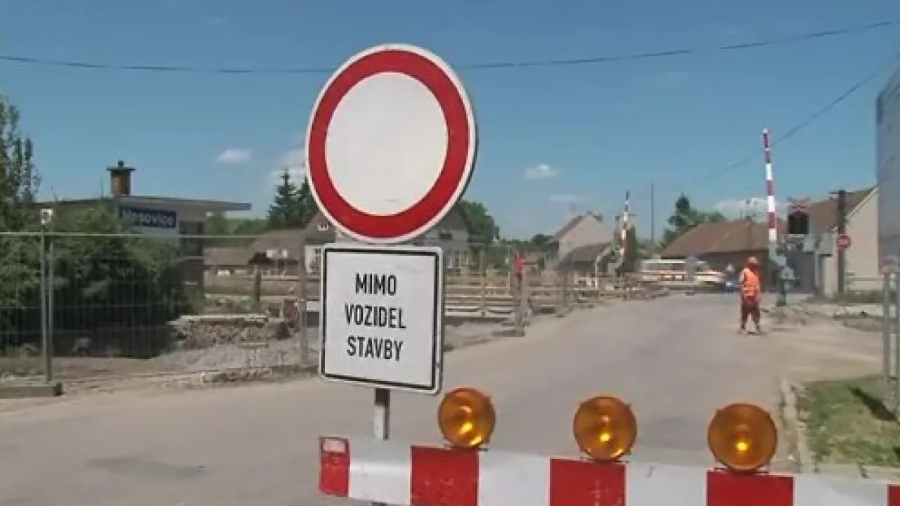Třicet kilometrů musí jet obyvatelé Nesovic, když chtějí navštívit své ...