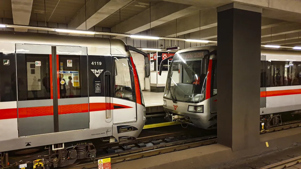 Metro v Praze má výluku. Autobusy ho nahradí mezi Muzeem a Pražského ...