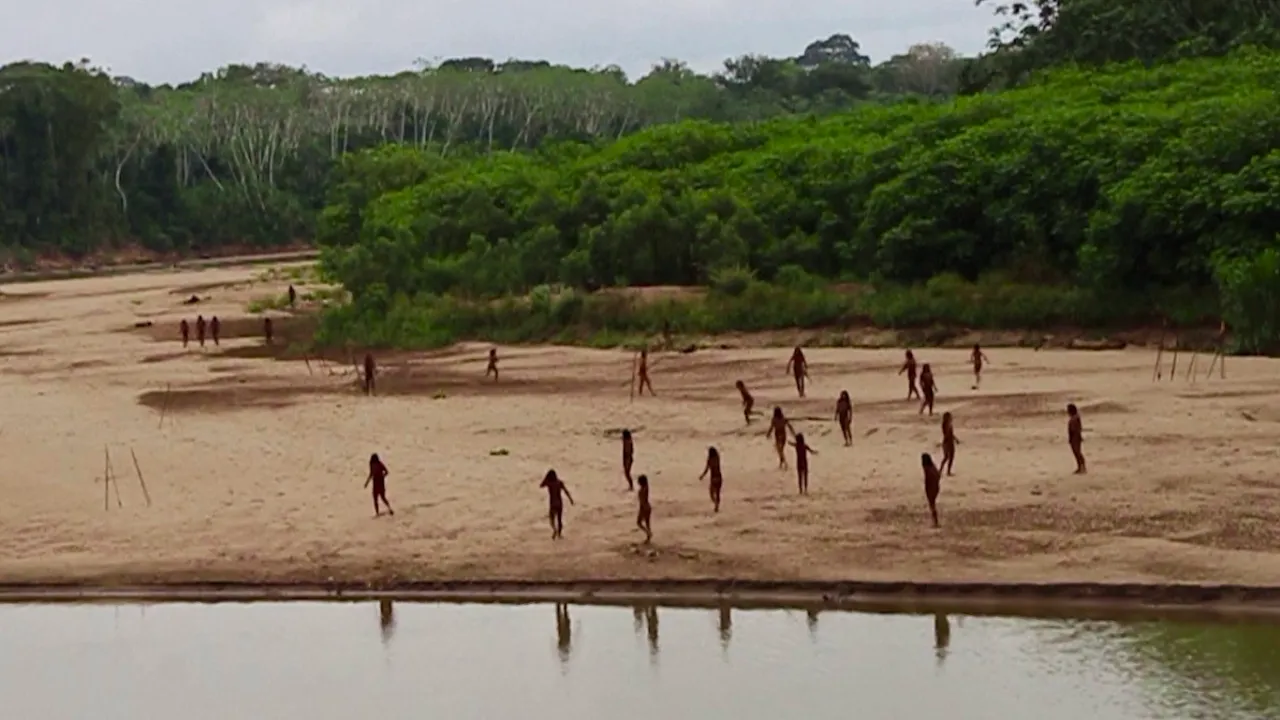 Kmen, který se vyhýbá světu, opustil prales. Nutí jej k tomu těžaři — ČT24 — Česká televize