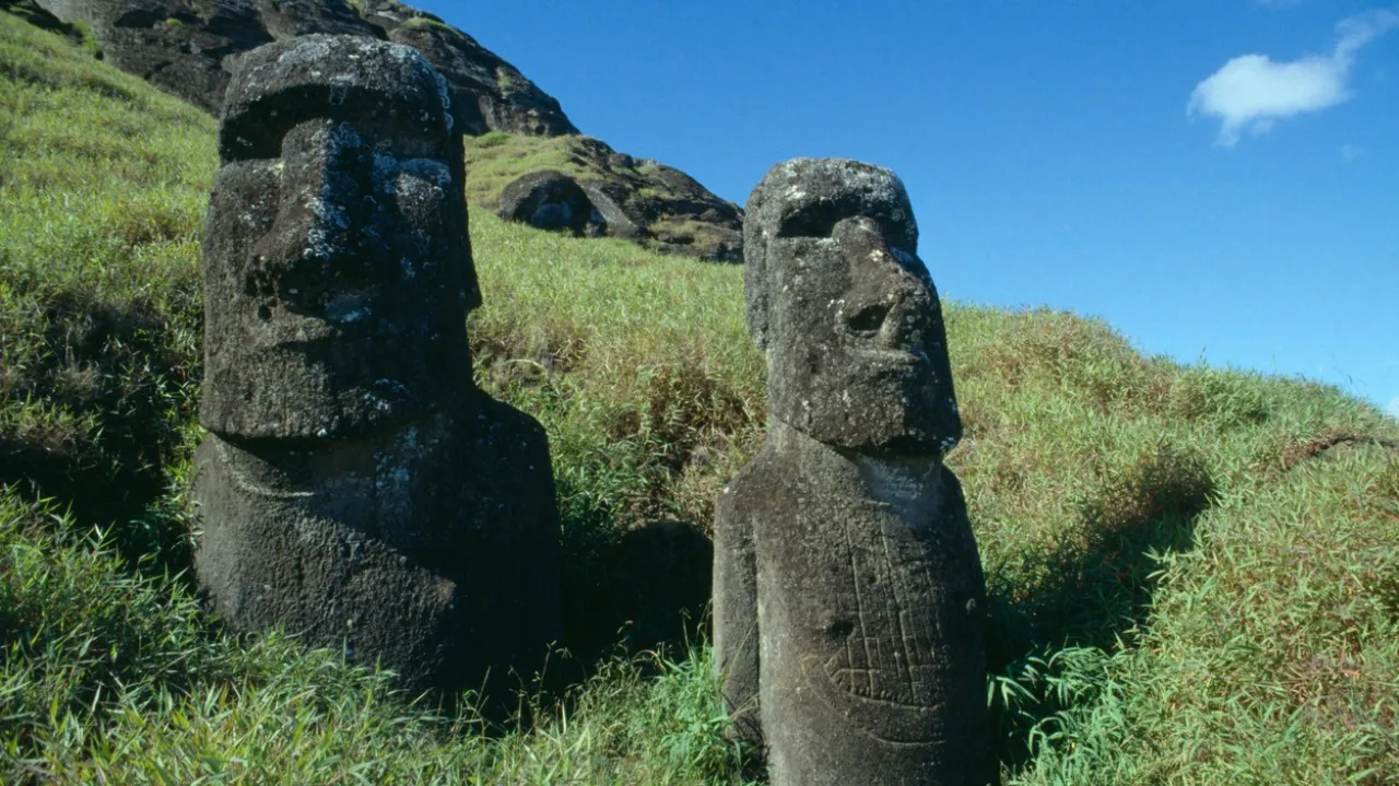 Známé sochy na Velikonočním ostrově poničil požár. Podle správců ...