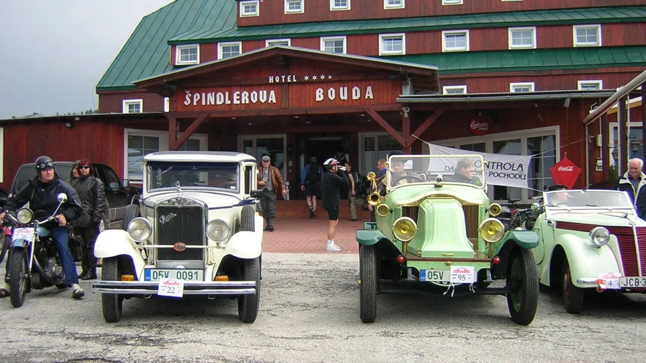 Historická vozidla v Krkonoších — ČT24 — Česká televize
