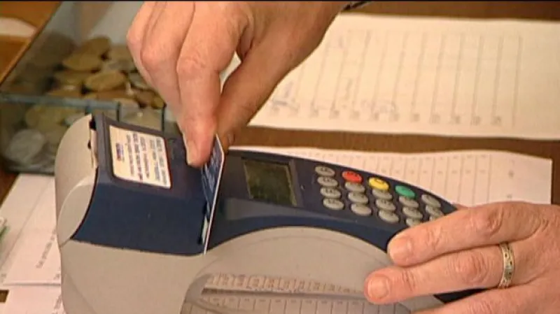 V Československu začal fungovat první on-line bankomat — ČT24 — Česká televize