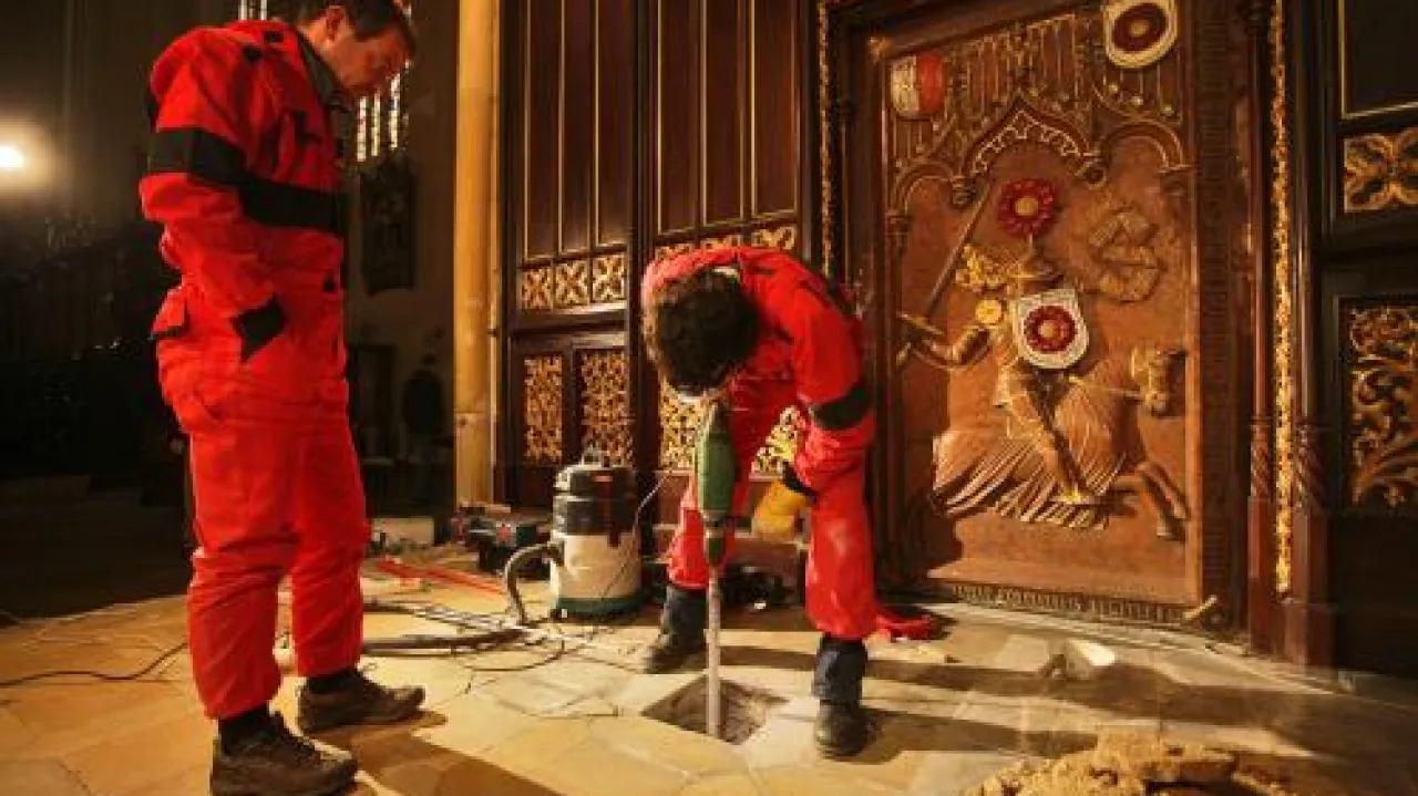 Poslední Rožmberk Petr Vok nesedí v hrobce u stolu — ČT24 — Česká televize