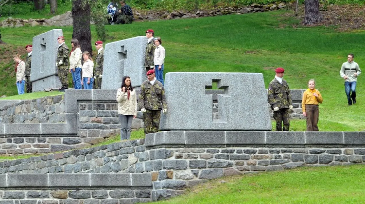 Stovky lidí si připomněly vypálení Ležáků nacisty — ČT24 — Česká televize