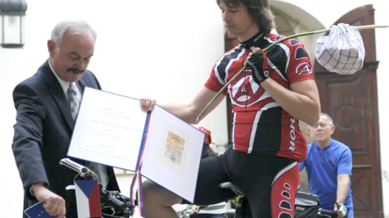 Europoslanec Kožušník vyrazil do Štrasburku na kole — ČT24 — Česká televize