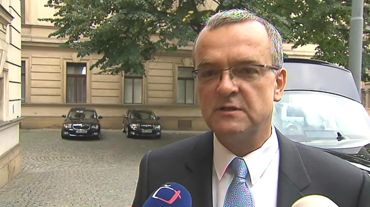 Kalousek profackoval mladíka kvůli vulgárním nadávkám — ČT24 — Česká ...