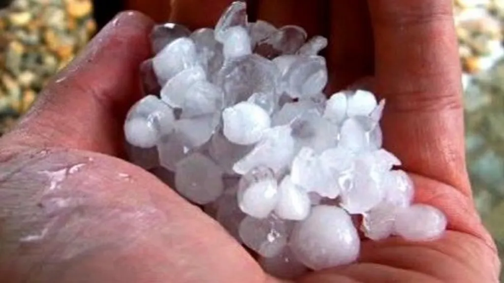 Kroupy v Polsku rozbíjely střechy i auta — ČT24 — Česká televize