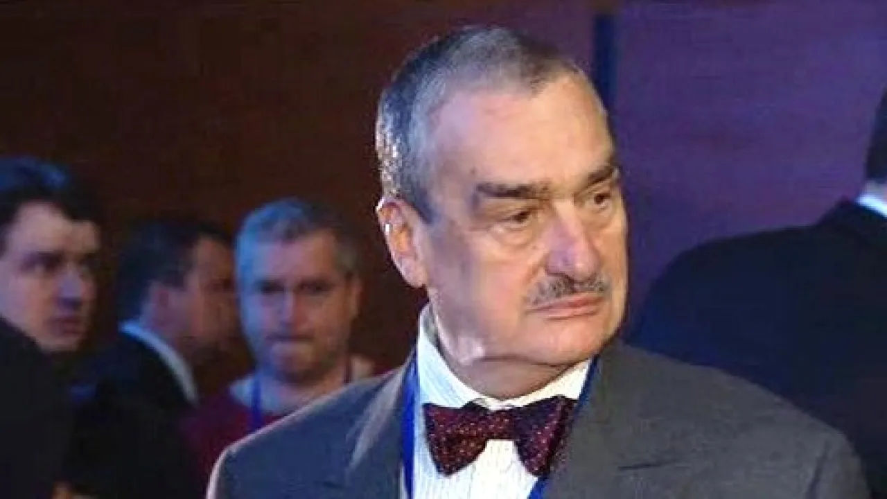 Spor o státní kasu se vede dál. Schwarzenberg bojuje za Kalouska — ČT24 ...