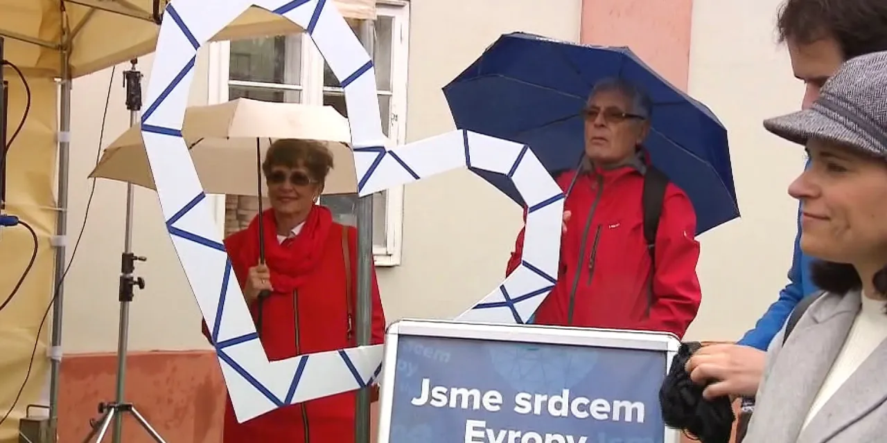 Politické strany finišují s kampaní před eurovolbami. Lídři i přes deštivé počasí vyrazili do ...