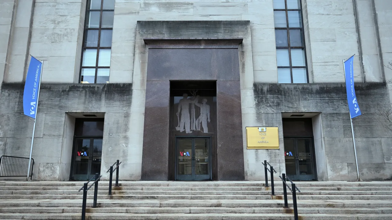 Soudce dočasně zablokoval zrušení Hlasu Ameriky — ČT24 — Česká televize