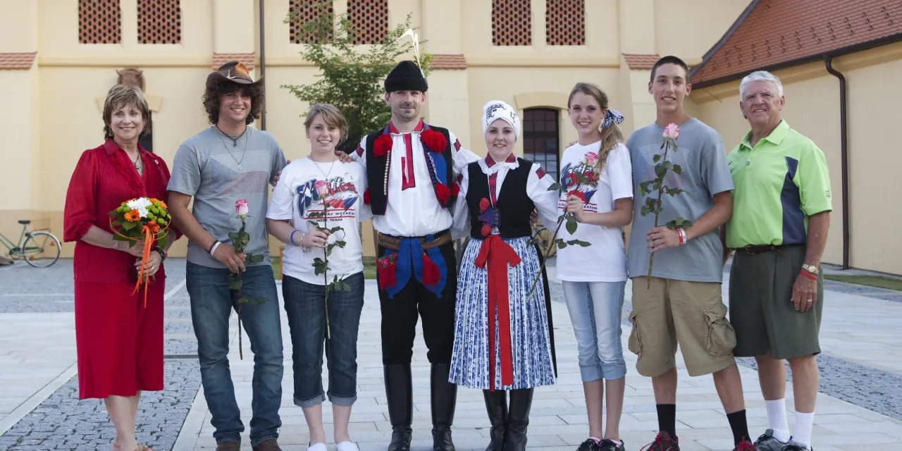 Děti z Westu poznávají v Kunovicích svoje kořeny — ČT24 — Česká televize