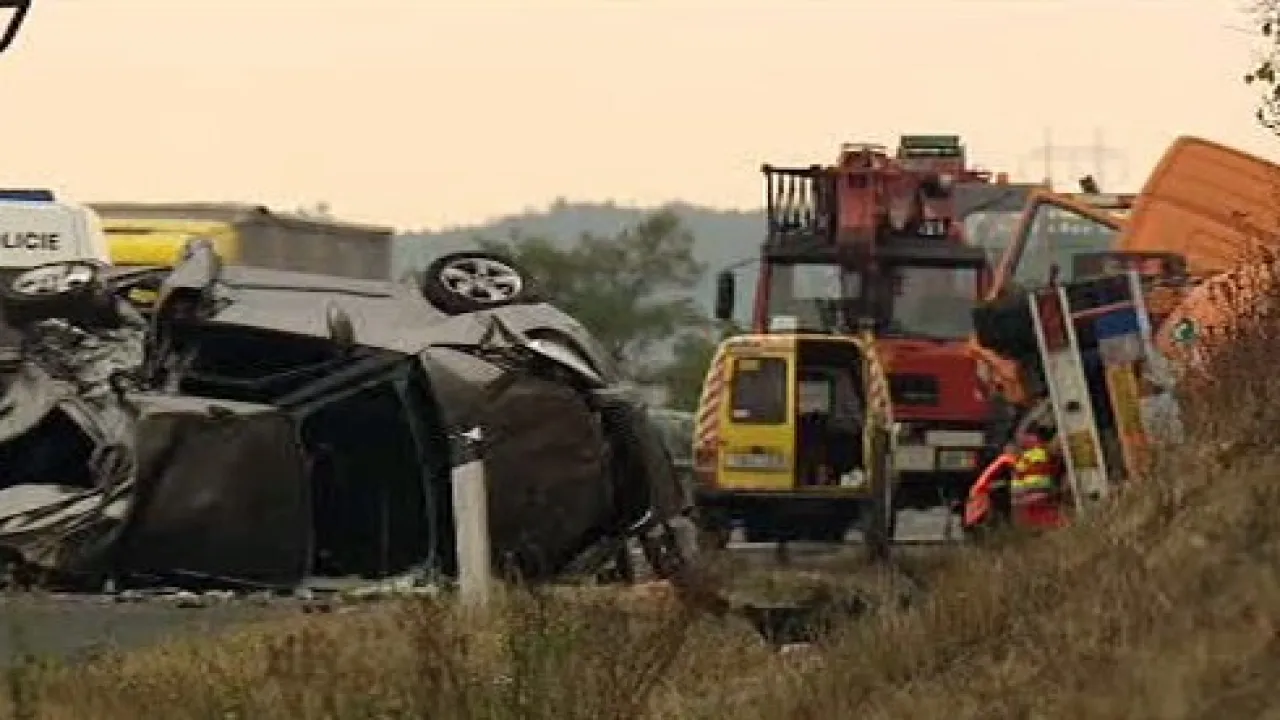 Dálnici D8 blokovala deset hodin smrtelná nehoda — ČT24 — Česká televize