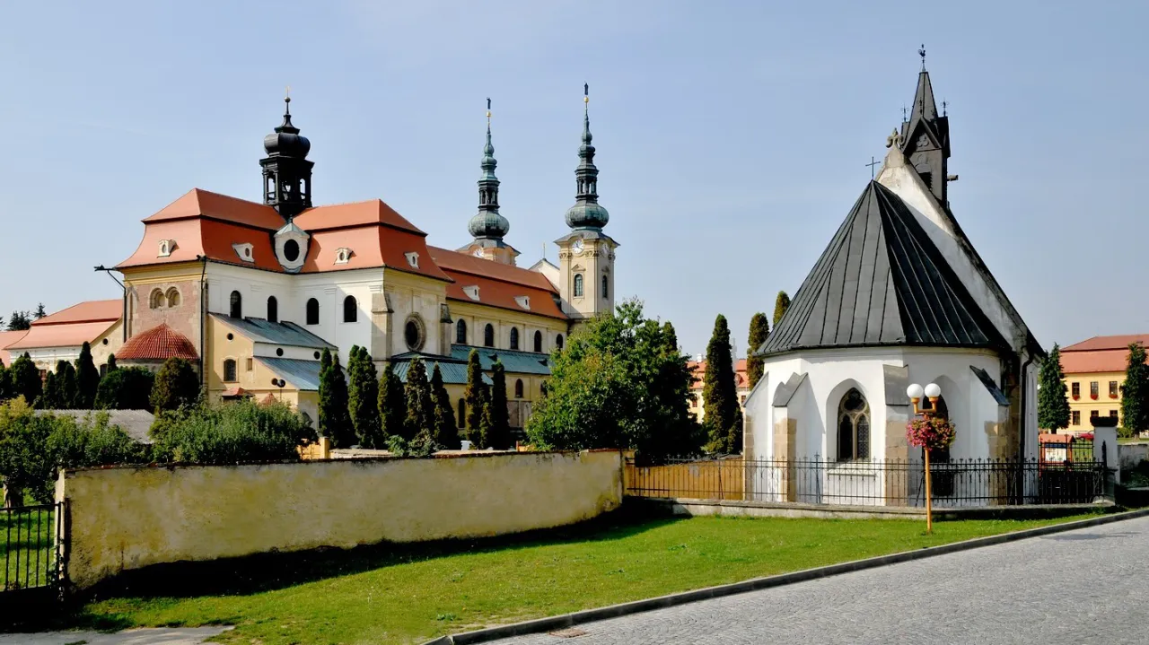 Novou ohradní zeď velehradské baziliky ozdobilo osm soch — ČT24 — Česká ...