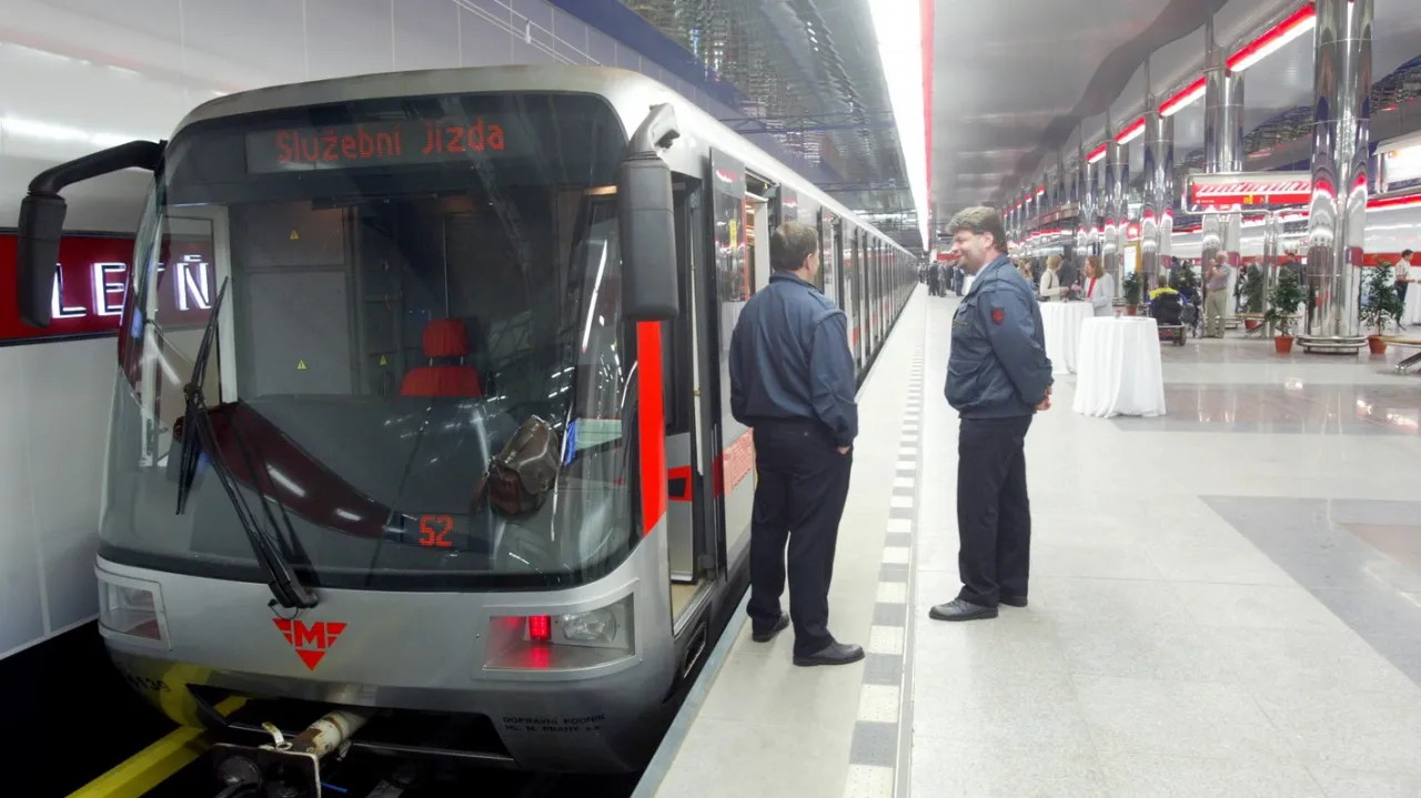 Praha převzala poslední novou soupravu metra M1 — ČT24 — Česká televize