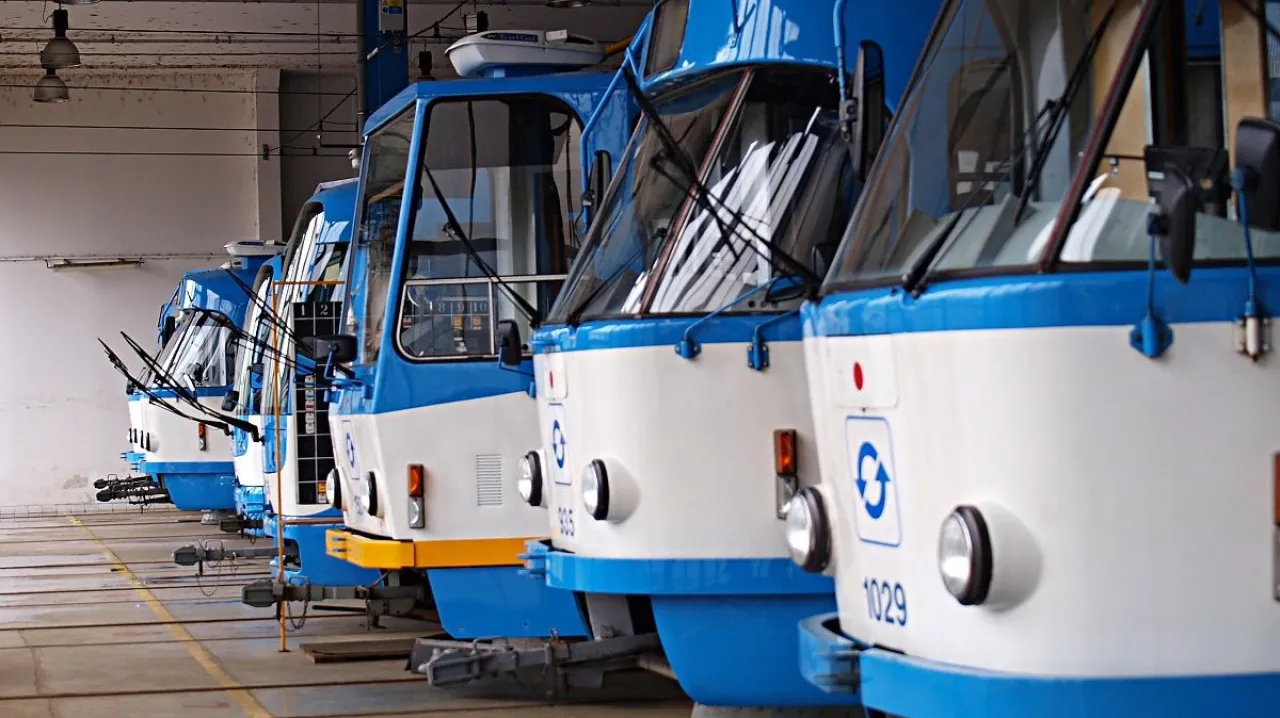 Tramvaj v Ostravě nedobrzdila, narazila do jiné. Tři lidé jsou zraněni — ČT24 — Česká televize