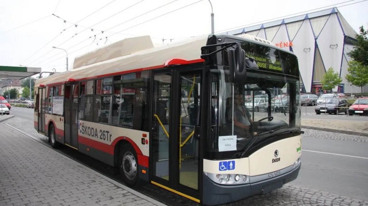 Škoda testuje trolejbus 26Tr — ČT24 — Česká televize