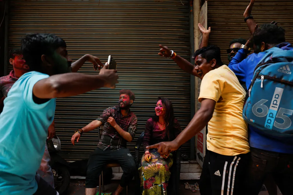 Hinduisté vítají jaro oslavami svátku Hólí — ČT24 — Česká televize