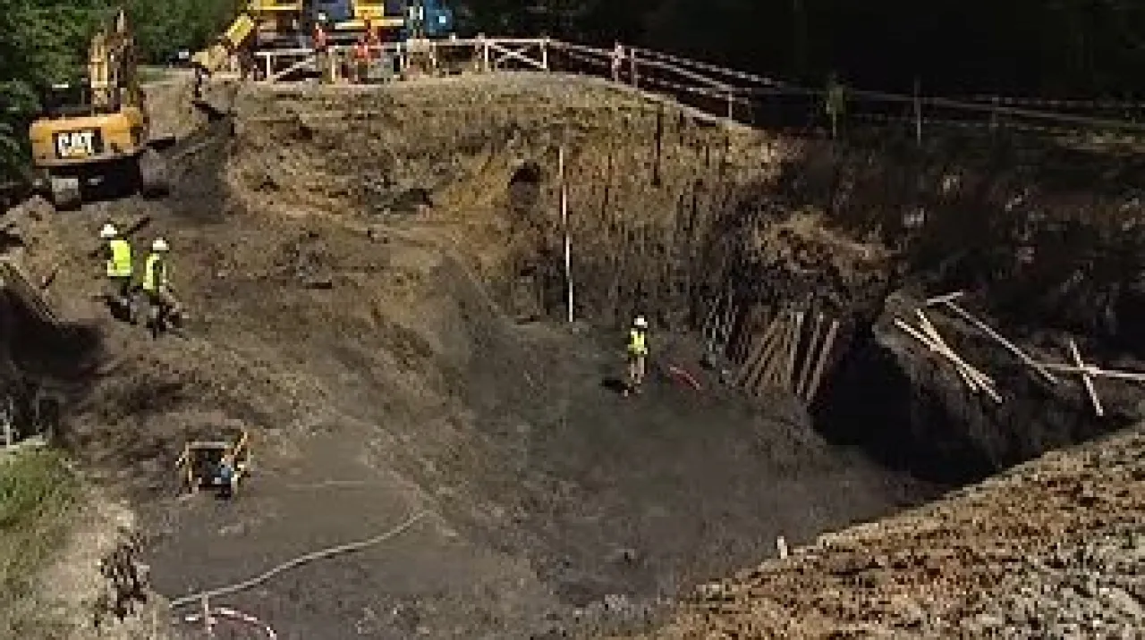 Silnice na Žďársku se propadla do historické štoly — ČT24 — Česká televize