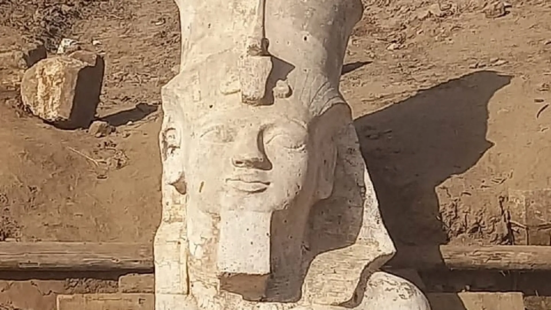 Archeologové v Egyptě odkryli chybějící část sochy faraona Ramsese II ...