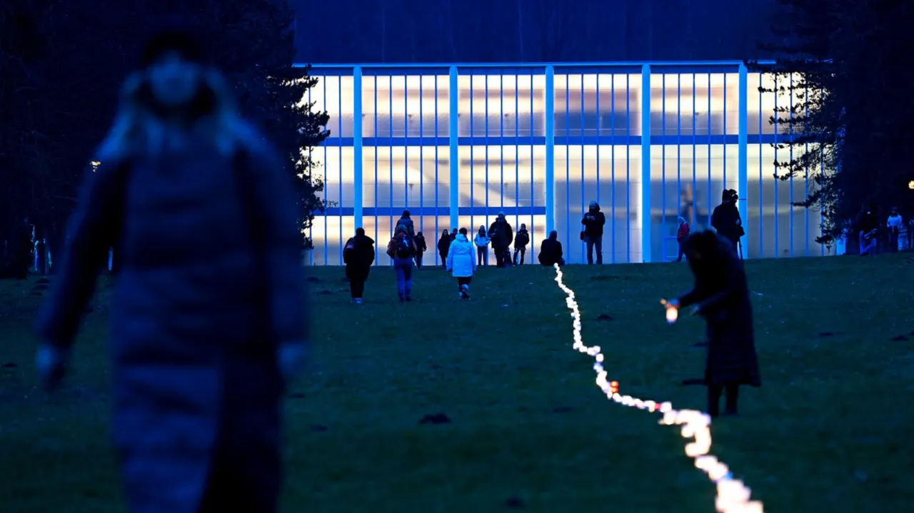 Lidé si ve Zlíně připomínali smrt Jana Palacha. Vznikl dlouhý řetěz ze zapálených svíček — ČT24 ...