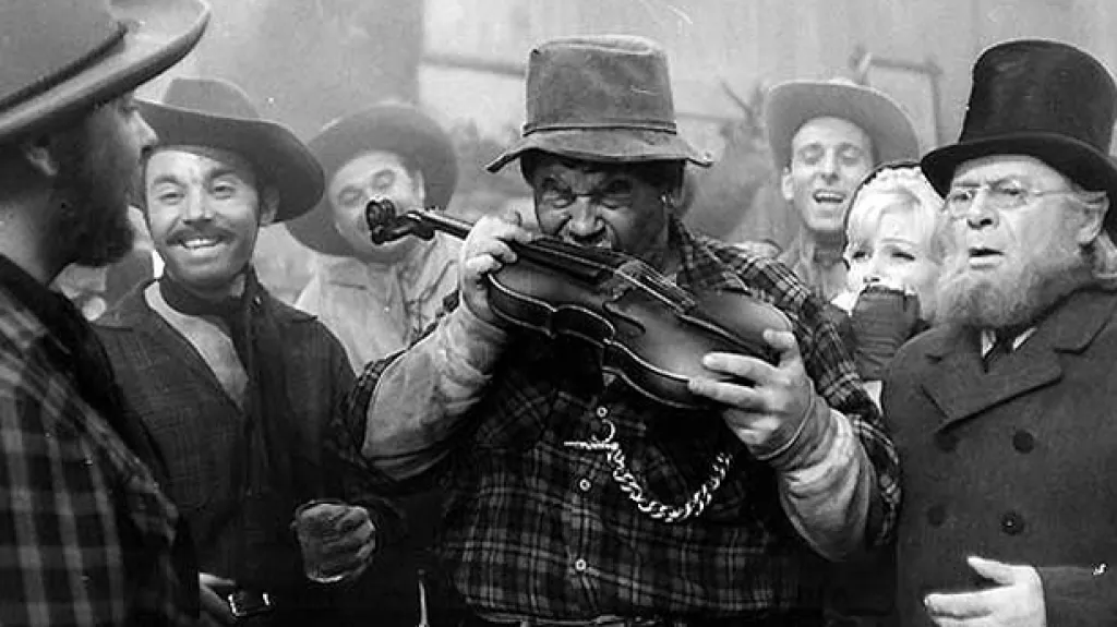 Navždy odešel herec Josef Hlinomaz — ČT24 — Česká televize