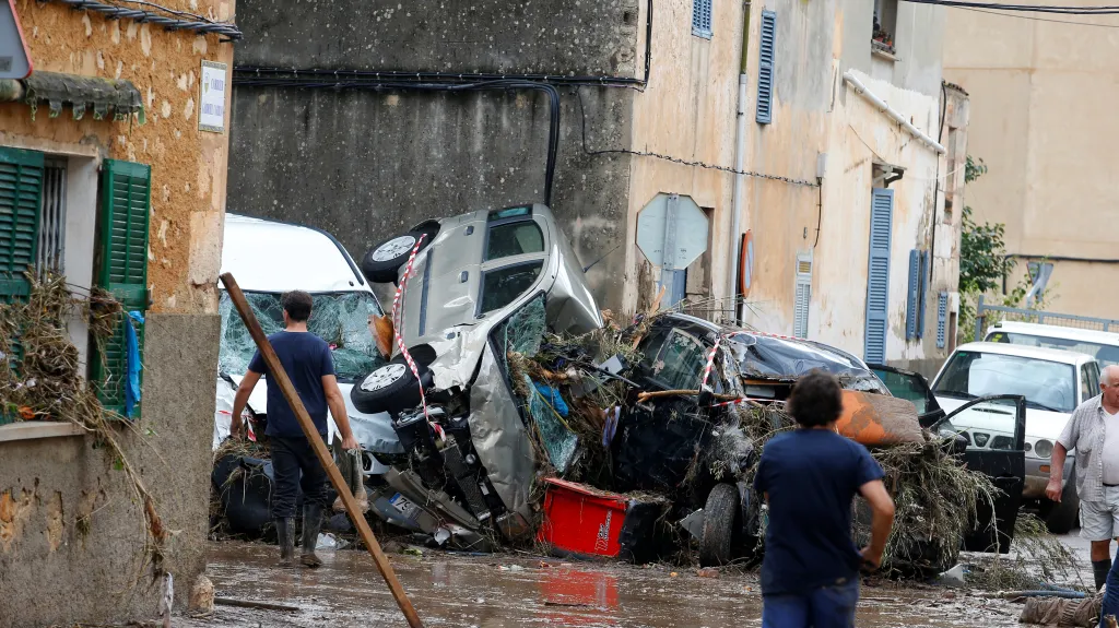 Záplavy ve Středomoří zabily už patnáct lidí. Na Mallorce pomáhal s ...