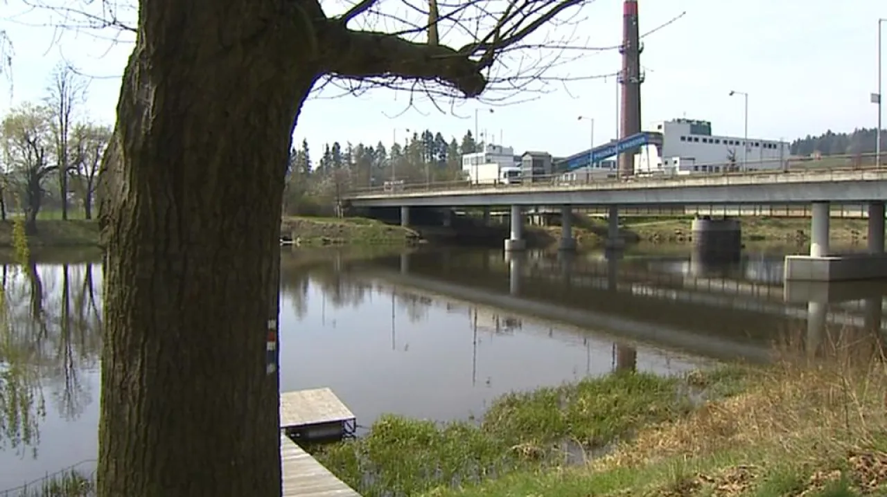 Most v Písku se rozpadá, místo opravy se dočká dalších aut — ČT24 ...