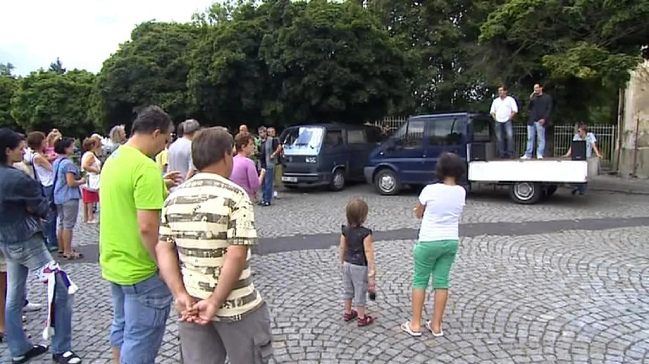 Na demonstraci ve Varnsdorfu přišla jen hrstka lidí — ČT24 — Česká televize