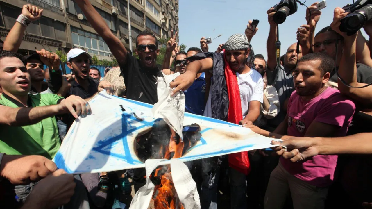 Kolem izraelské ambasády v Káhiře roste zeď — ČT24 — Česká televize