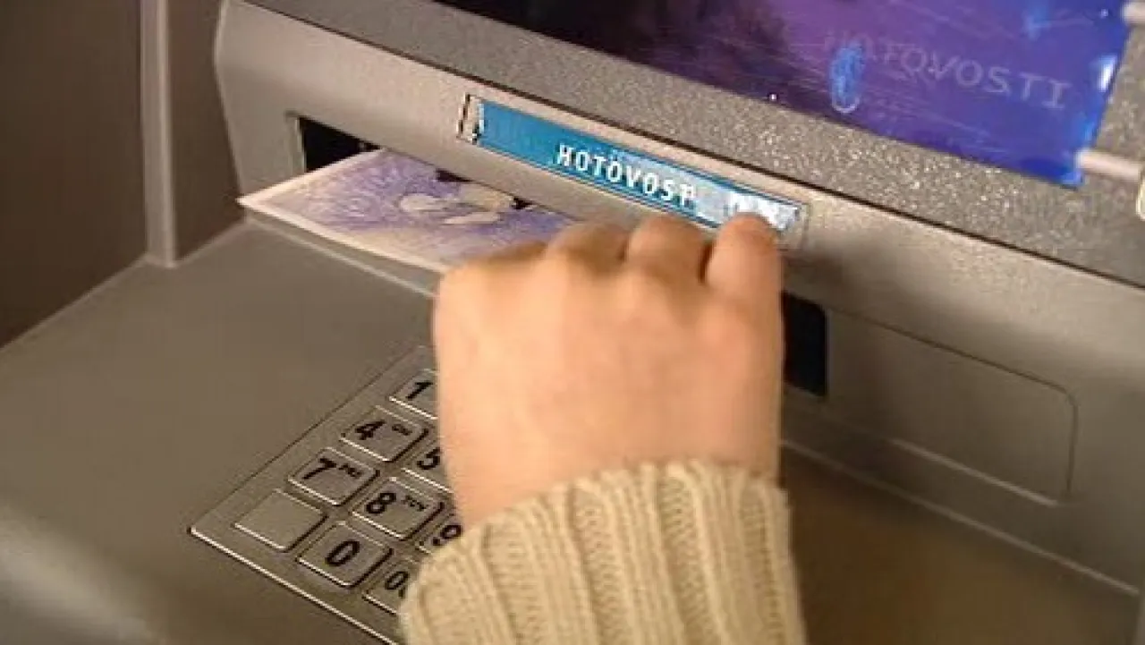 ČSOB a Poštovní spořitelna spustily bankomaty pro nevidomé — ČT24 — Česká televize
