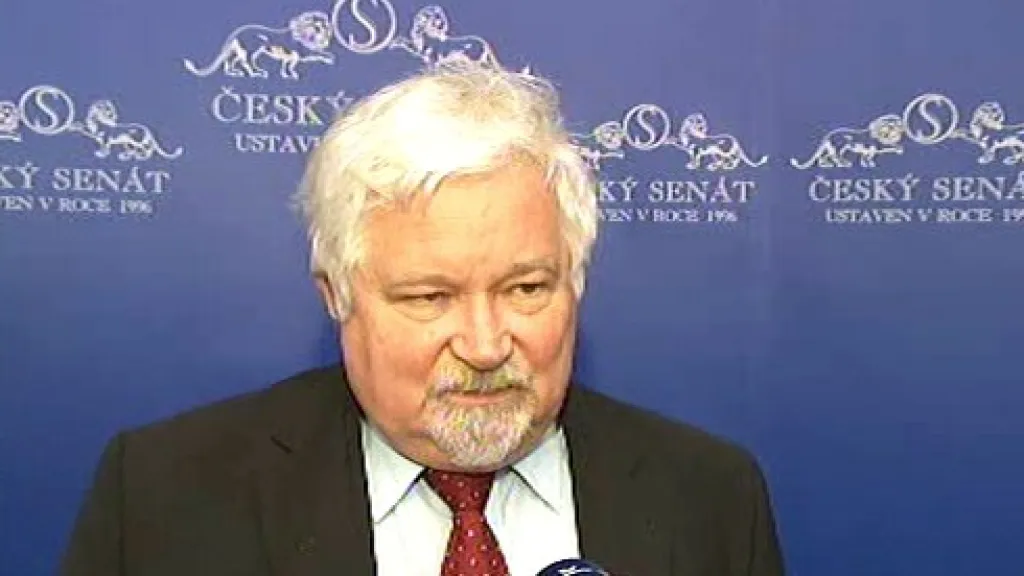 Pithart žádá novelizaci ústavy, zkrácení mandátu sněmovny není košer ...