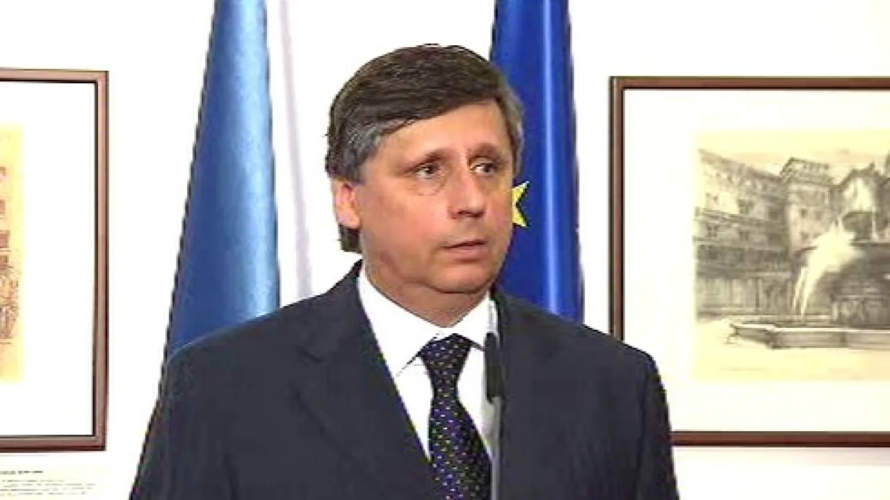 Fischer a velké strany projednají osud kabinetu — ČT24 — Česká televize