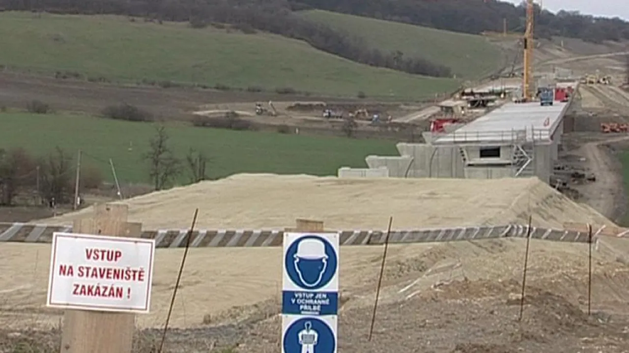Nový úsek D8 z Lovosic se zřejmě před Vánoci neotevře — ČT24 — Česká ...