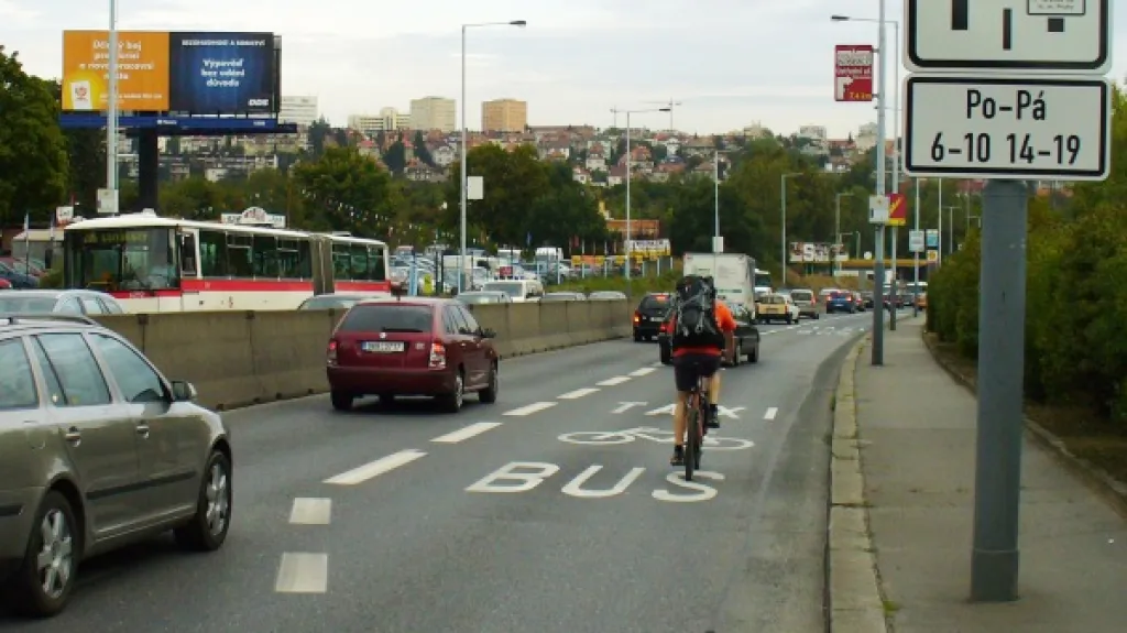 V Praze jsou od léta nové vyhrazené jízdní pruhy — ČT24 — Česká televize