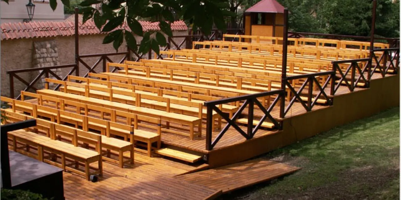 Divadlo Ungelt zahájilo letní sezonu — ČT24 — Česká televize