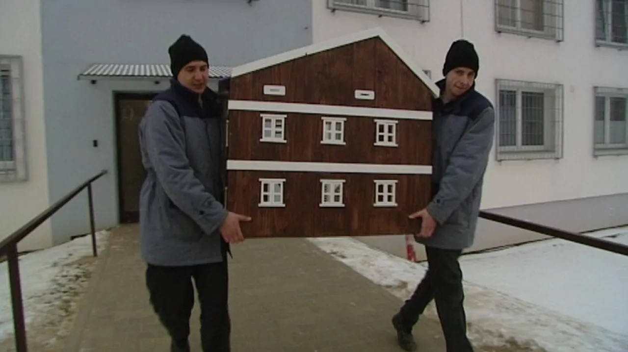 Vězni vyráběli hračky pro školku, dostali dort — ČT24 — Česká televize