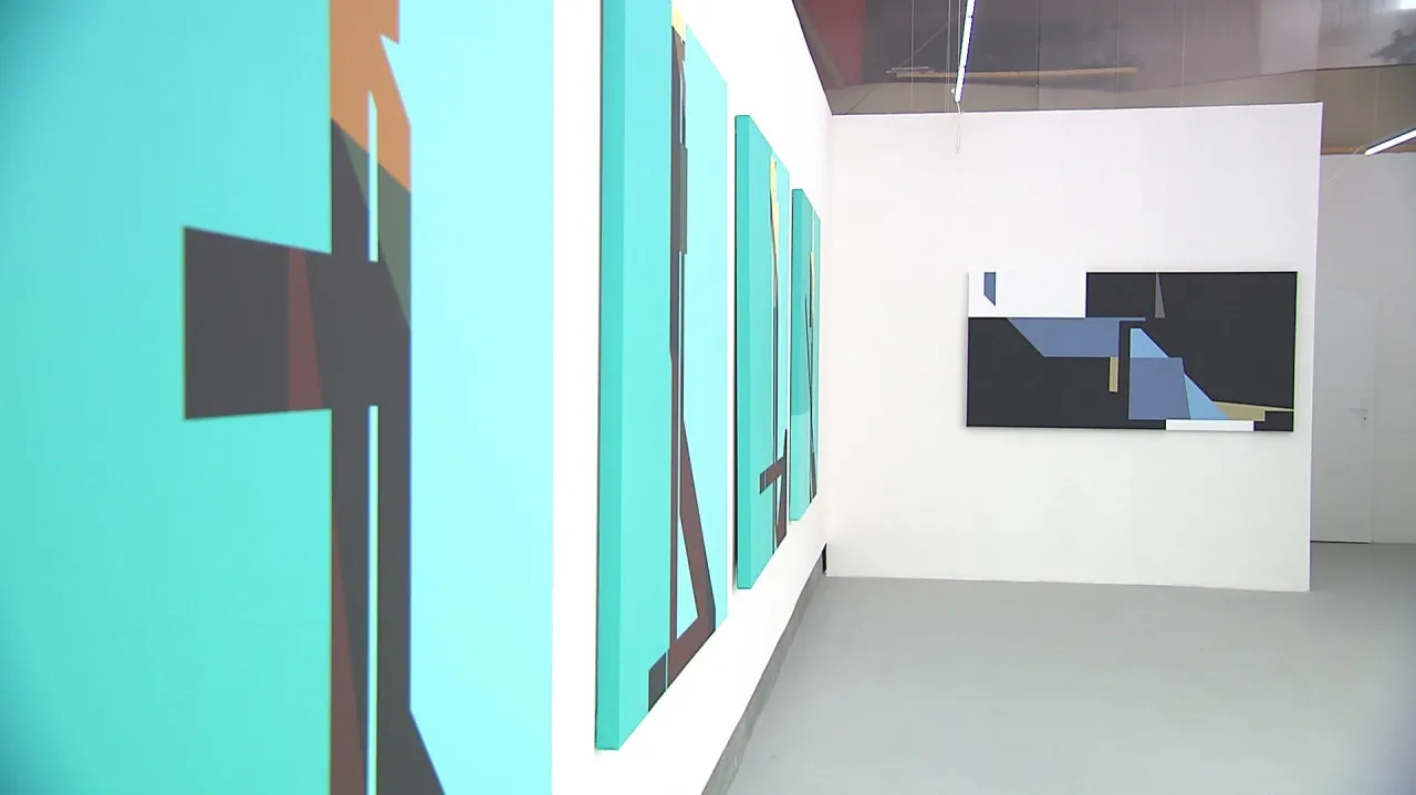 Posunul graffiti z ulice do galerie, z písmen ale neuhnul. V Trafo ...