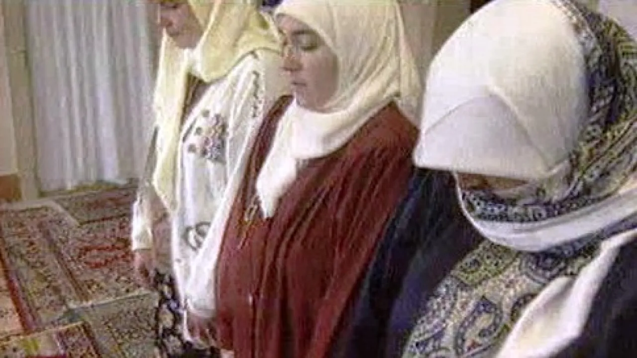 Policie zbila Súdánky podporující novinářku, jež byla zadržena kvůli ...